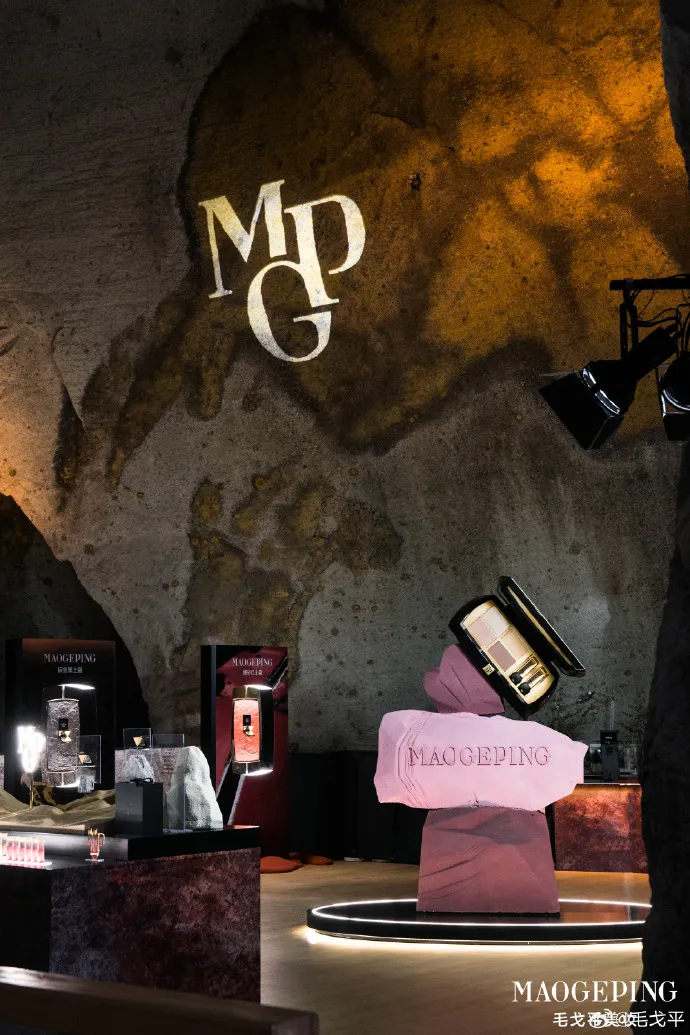 毛戈平 x 中国国家地理频道推出毛戈平大地眼影新品 - 广告人干货库